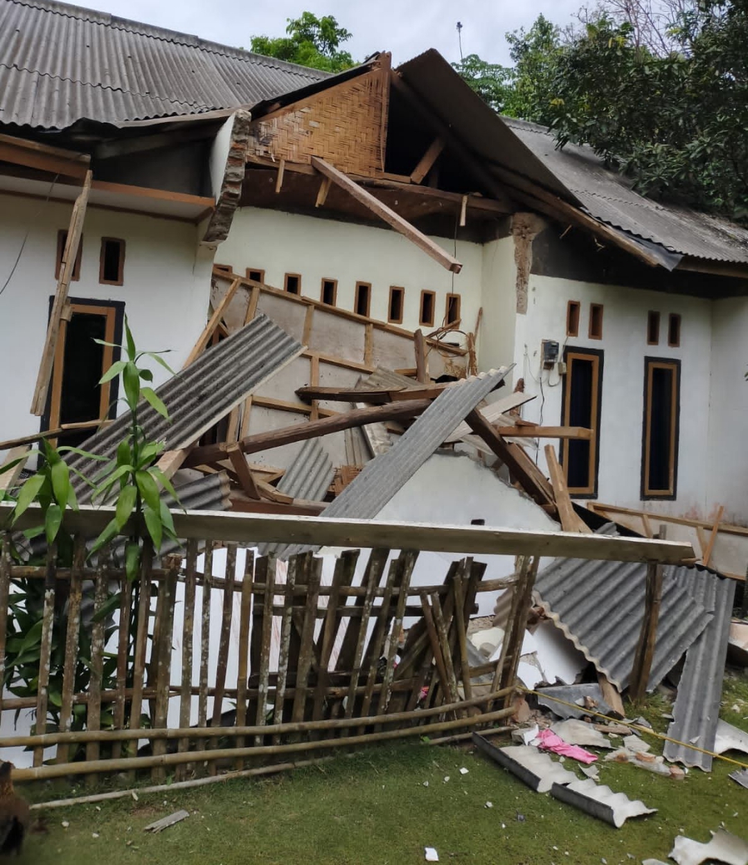 Dihantam Gempa..!! 1100 Bangunan Rusak..!! - Mencerdaskan & Memuliakan